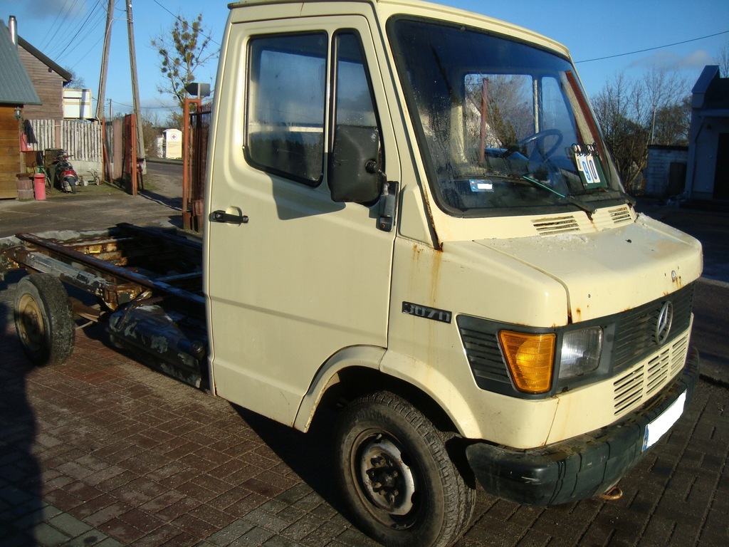 Mercedes-Benz 307D, rok 1988, poj. 2,4 D - 7710043456 - oficjalne ...