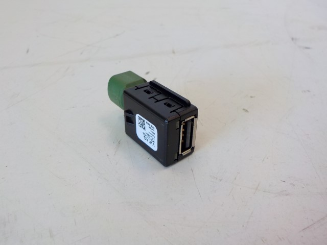 VW Passat B8 gniazdo wejście USB 5Q0035726 - 6847504983 - oficjalne ...