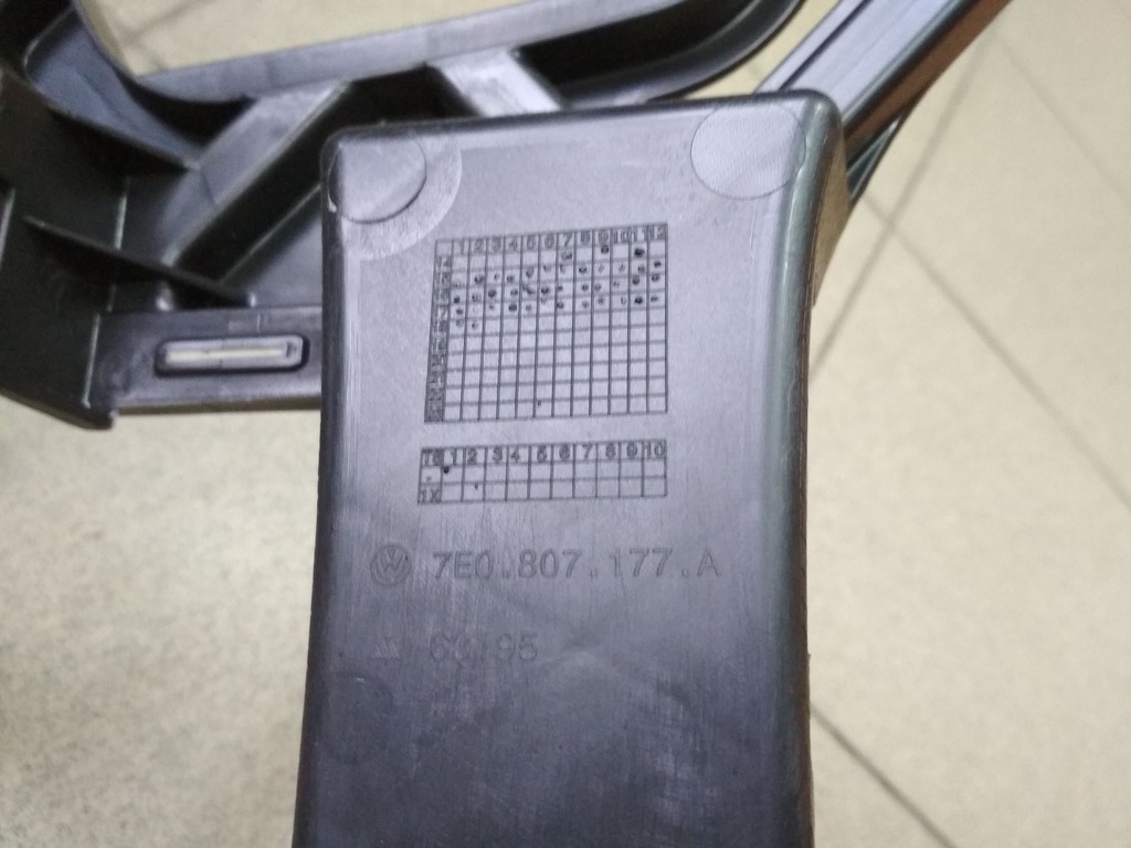 Oryginalny ślizg zderzaka VW T5, T6 7E0807177A - 7395940866 - oficjalne ...